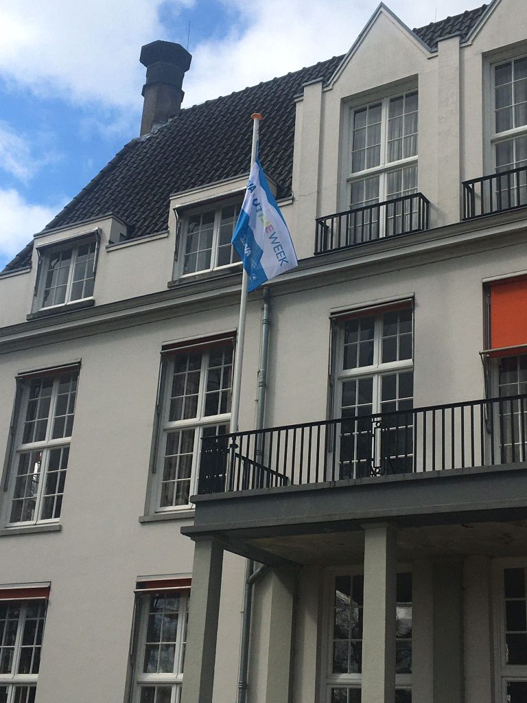 NVA - De Bilt hijst de NVA-Autismeweek vlag