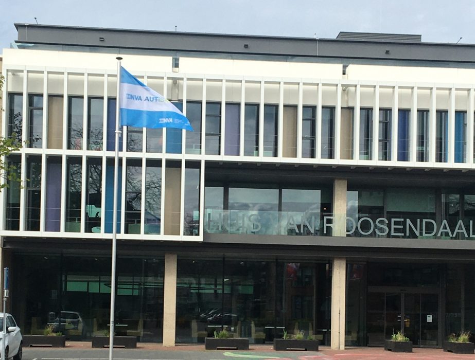NVA - NVA-Autismeweekvlag wappert in De Bilt