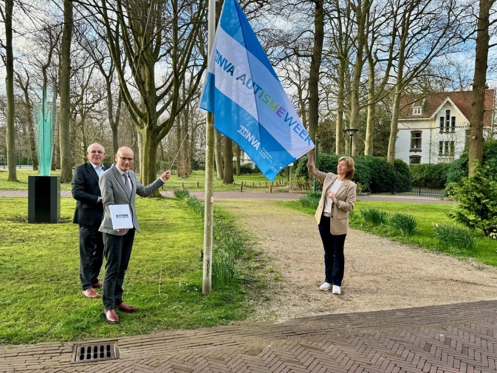 NVA - NVA-Autismeweekvlag wappert in De Bilt